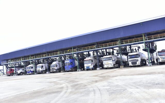 Fuel Marketers Flock to Dangote Refinery as over 1,000 Trucks Load ...
